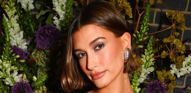 Hailey Bieber e o tom de cabelo marrom que será tendência