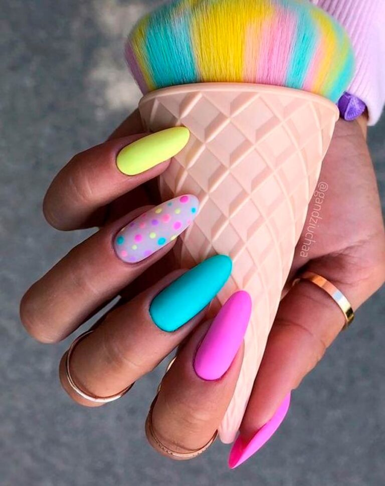 Unhas de Carnaval 2026: 70 ideias Coloridas, decoradas, Neon e com glitter