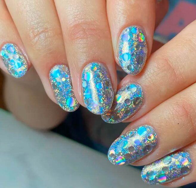 Unhas de Carnaval 2025: 70 ideias Coloridas, decoradas, Neon e com glitter